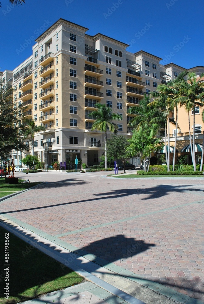 Si bien Miami es una ciudad de estados Unidos,su arquitectura ademas de ...