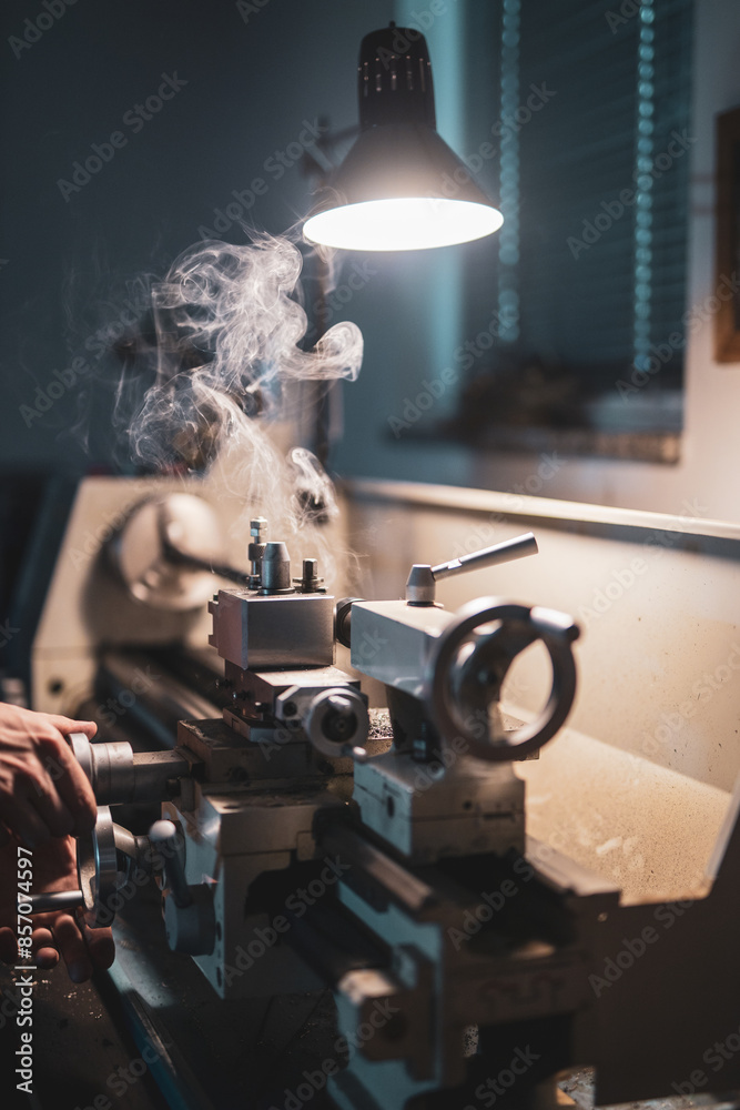 Facharbeiter arbeitet an einer Metallbearbeitungsmaschine und feiner ...