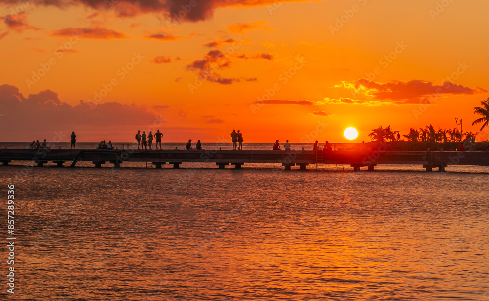 Coucher de soleil à la plage de l'Anse à l'âne aux trois îlets en Martinique, Antilles ...