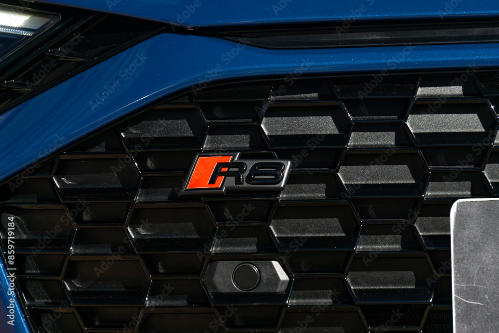Foto de Stock Audi R8 Front grill model badge, Luxury sportscar ...