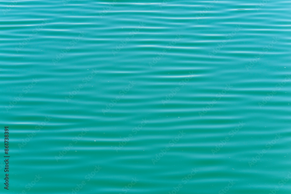 Ondas de agua en la superficie de un lago de diferentes tonalidades de ...