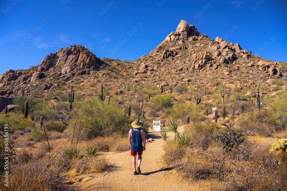 Tourist with a hat hiking to Pinnacle Peak near Phoenix, Arizona ...