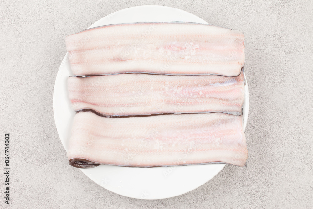 A freshwater fish of the eel family. The body is about 60cm long, thin ...