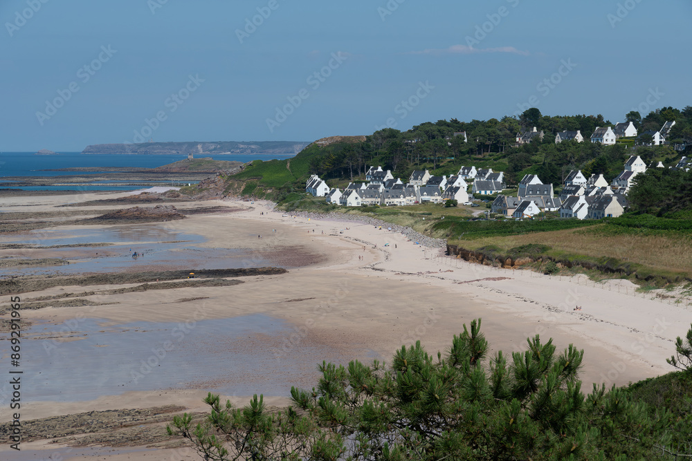 Joli paysage de la côte bretonne depuis le sentier de randonnée GR34 du ...