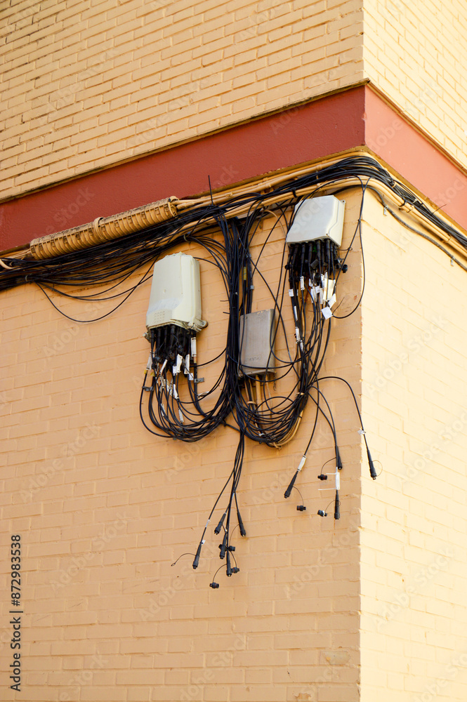 Conexiones de fibra óptica en la fachada de un edificio. Cajas y ...