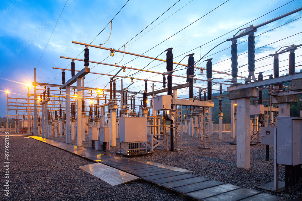 Foto de Stock Electric substation at dusk | Adobe Stock
