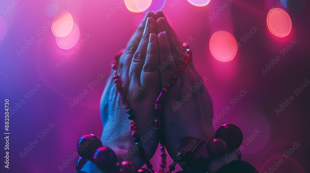 persona orando y rezando con su rosario a Dios con fe y esperanza ...
