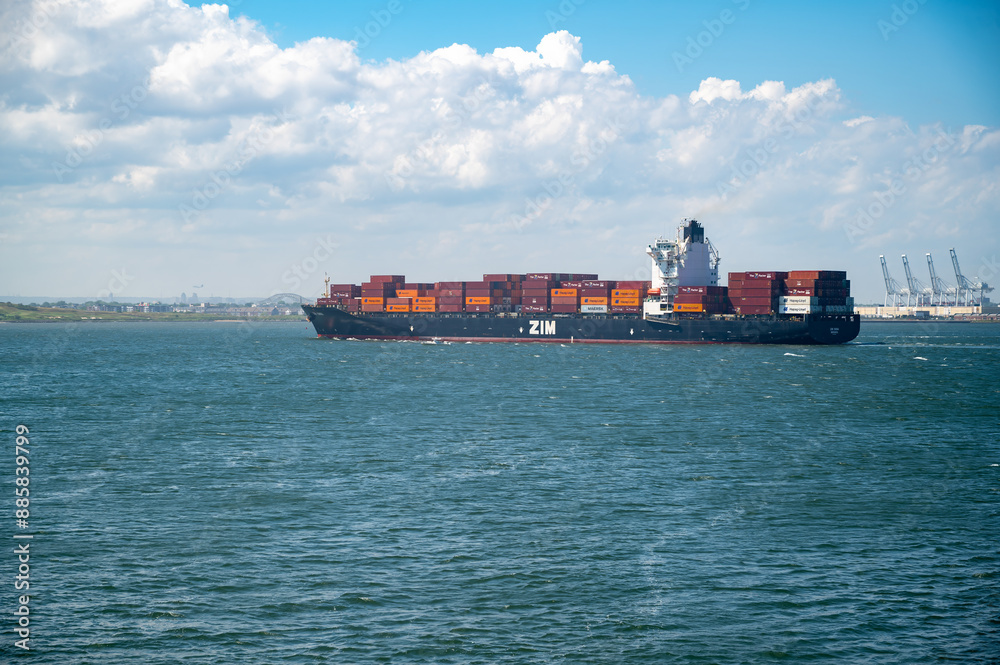 Foto de Stock New York, NY, USA 07-10-2024 ZIM cargo ship stacked with ...