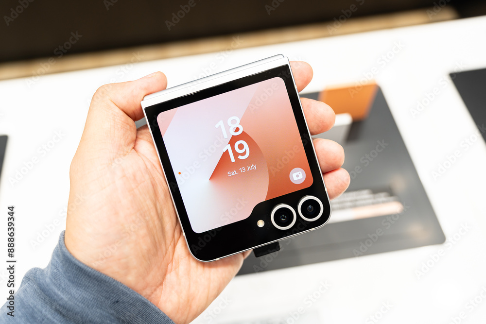Samsung launch The New Samsung Galaxy Z Flip6, demo display launch at ...