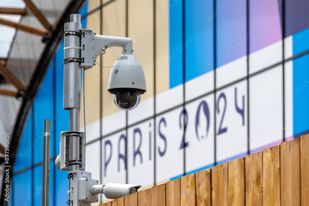 Paris, France - 25 juillet 2024: Caméra de surveillance vidéo devant un site des Jeux olympiques ...