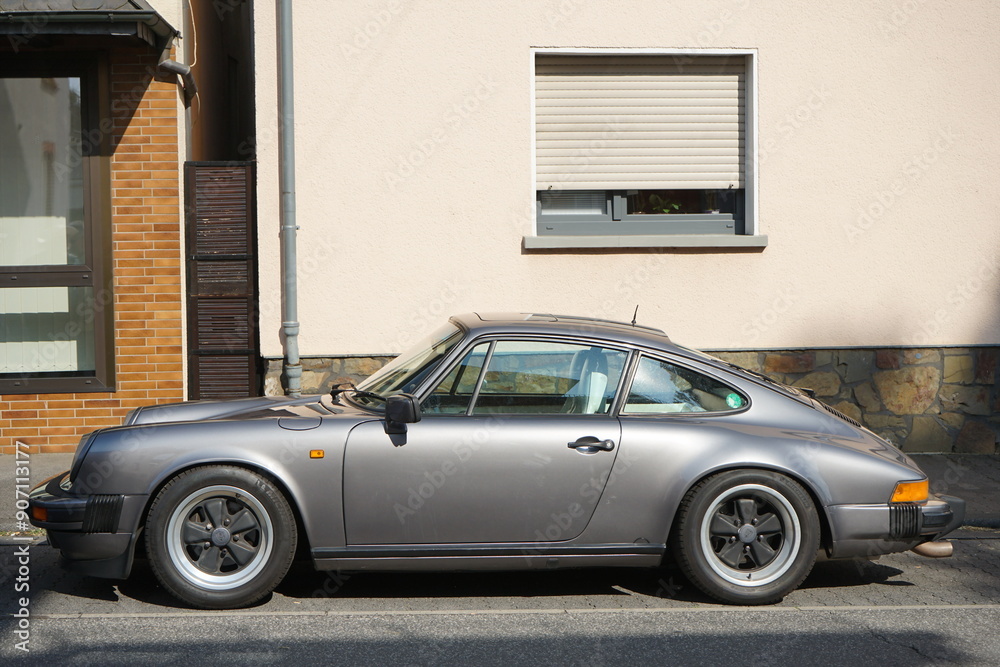 Porsche 911 Carrera Coupé in Anthrazit Metallic als G-Modell der ...