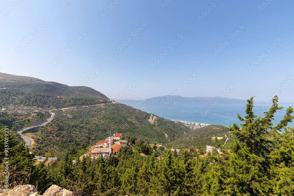 Foto de Stock the ruines of Kaninë Castle which was built in the nearby ...