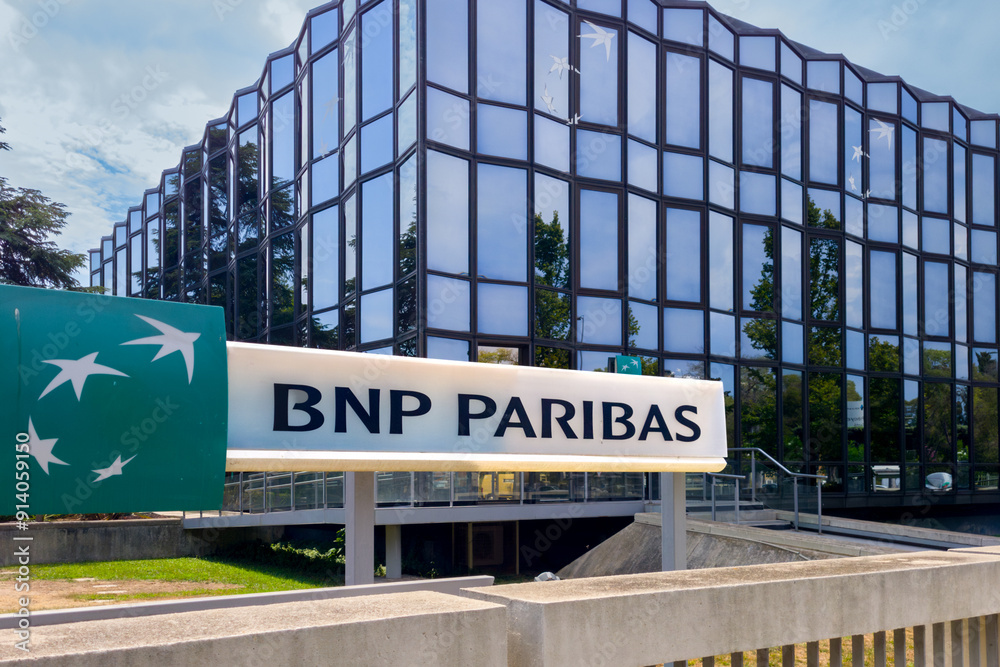 le logo et le nom de la banque BNP Paribas devant un batiment moderne ...