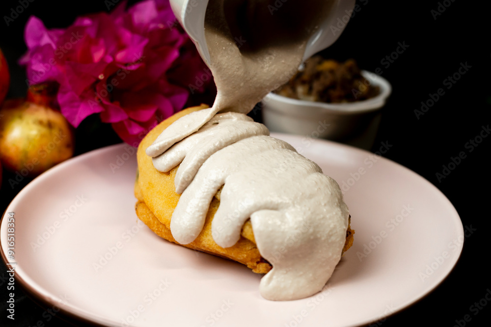 Fotografía de Chiles en Nogada: chile poblano relleno, cubierto con ...