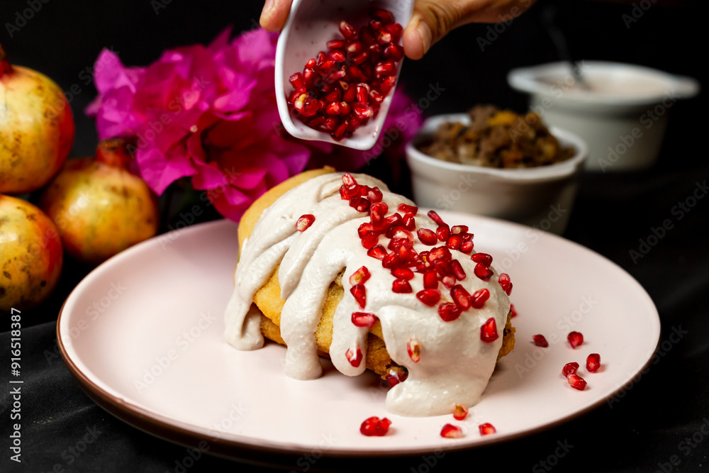 Fotografía de Chiles en Nogada: chile poblano relleno, cubierto con ...