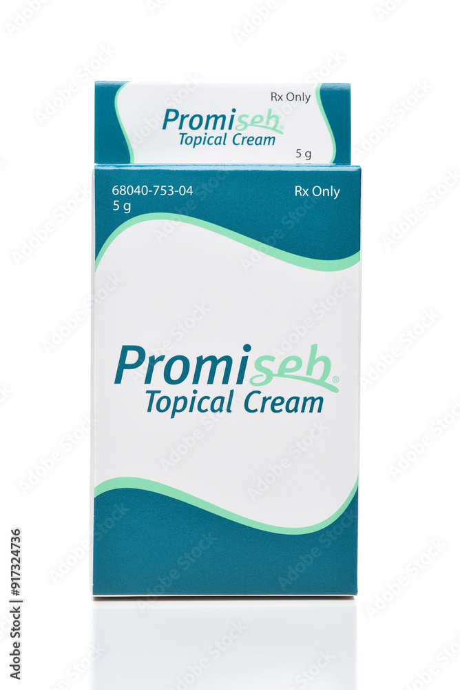 Foto de Stock IRVINE, CALIFORNIA - 8 AUG 2024: Box of Promiseb Topical ...