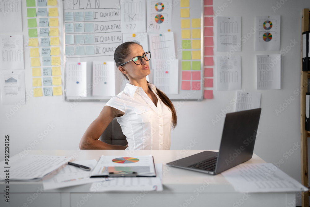 Female office worker with Back pain and muscle injury on chair. spine ...