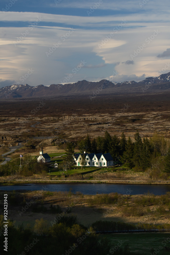 Vista panorámica en Islandia, enclavada en un vasto y desolado paisaje ...