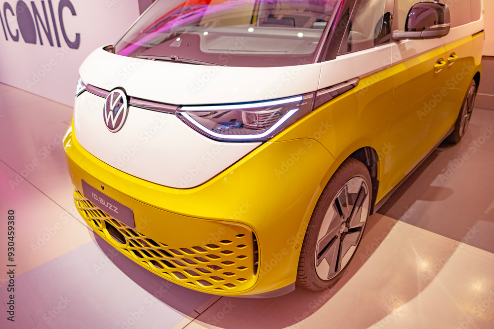 classic electric bus Volkswagen ID Buzz, Old-school cool meets new ...