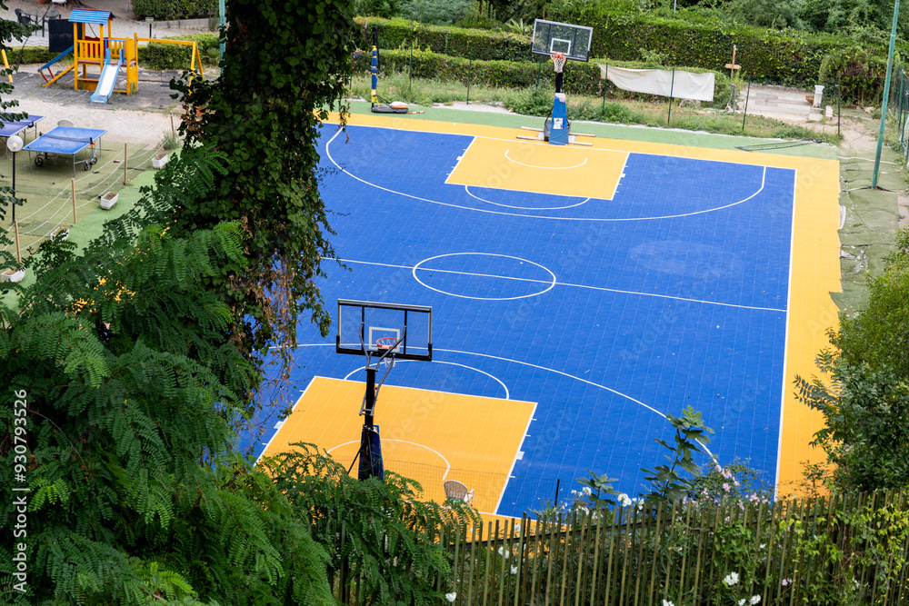 space dedicated to sports immersed in the greenery of a park ...