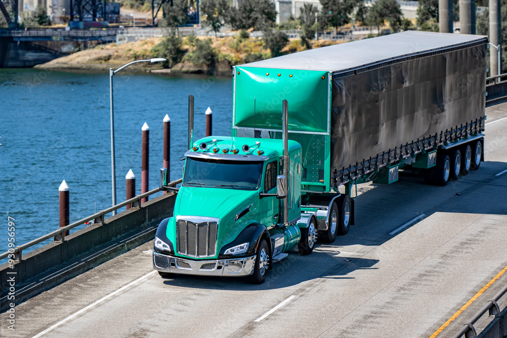 Foto de Stock Green low cab profile big rig semi truck tractor ...