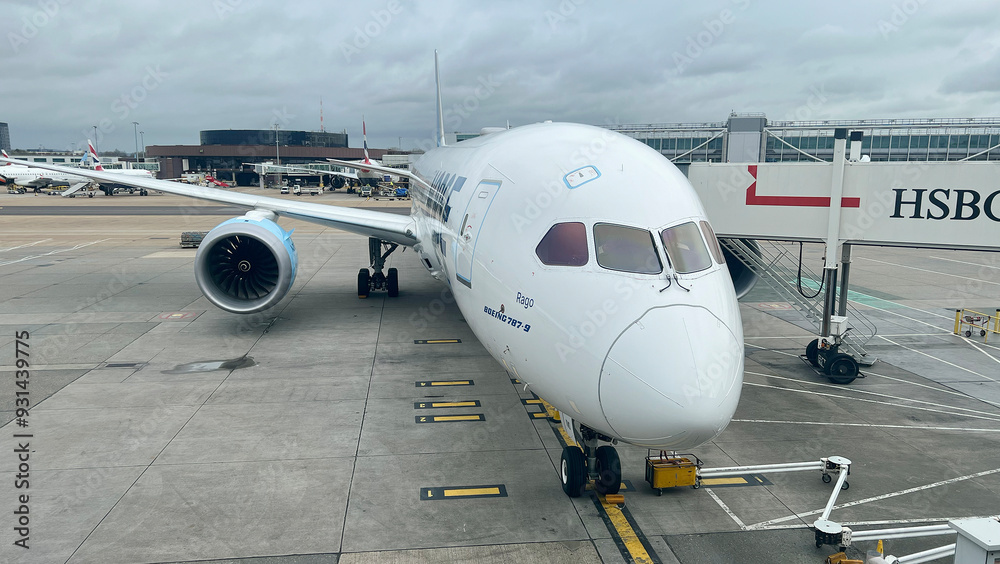 Foto de Stock Boeing 787 Dreamliner With Passenger Boarding Bridge ...