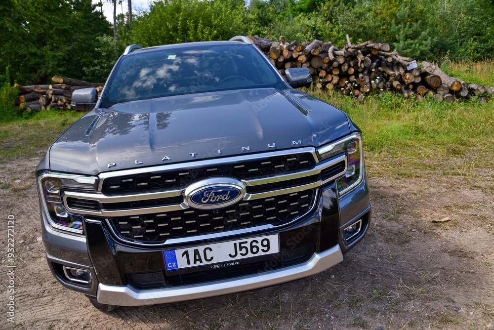 Ford Ranger V6 Platinum. Top-equipped pick-up with a powerful six ...