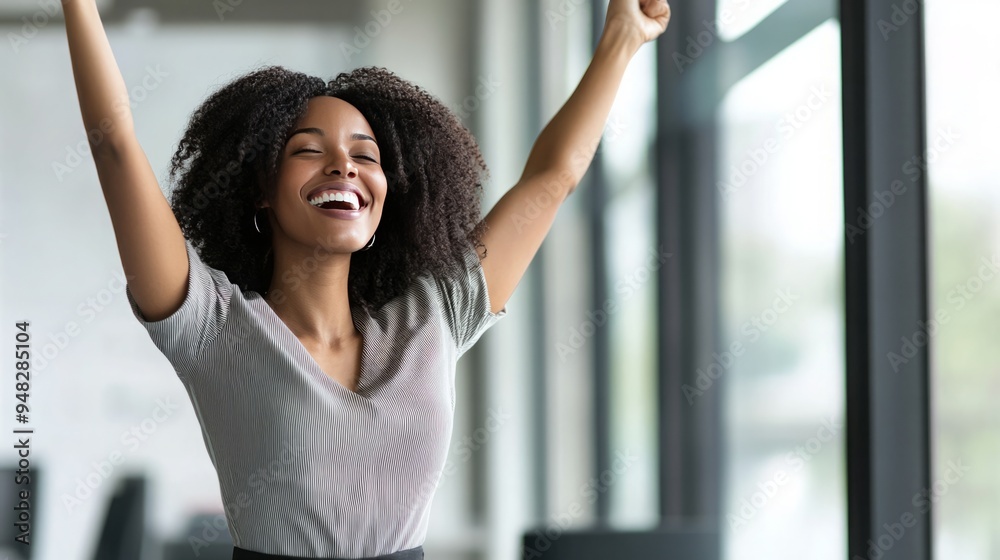 Triunfo en el Trabajo: Una Mujer Segura de Sí Misma Celebrando un Logro ...