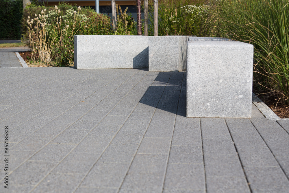 Modern garden design and landscaping: White concrete blocks usable as ...