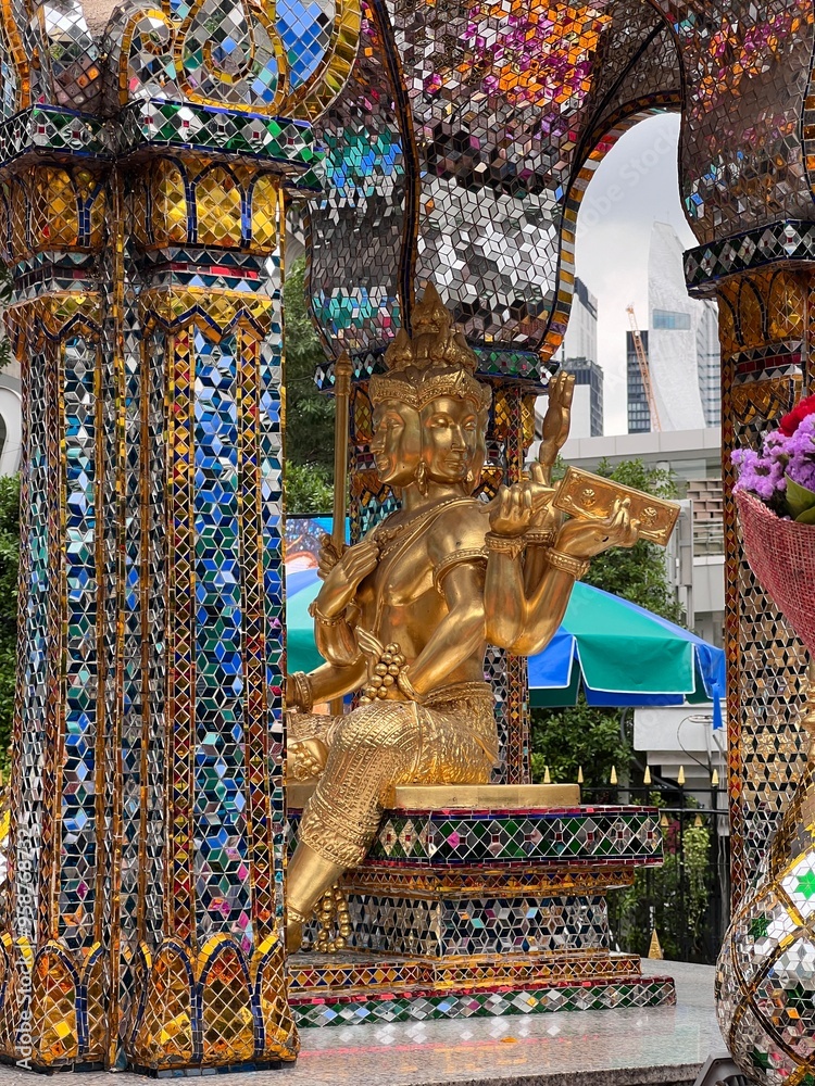 Foto de Stock Bangkok, Thailand , 5 September 2024 , the Erawan Shrine ...