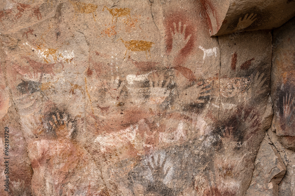 Foto Ancient rock art at Cueva de Las Manos ( Cave of the Hands ) in ...