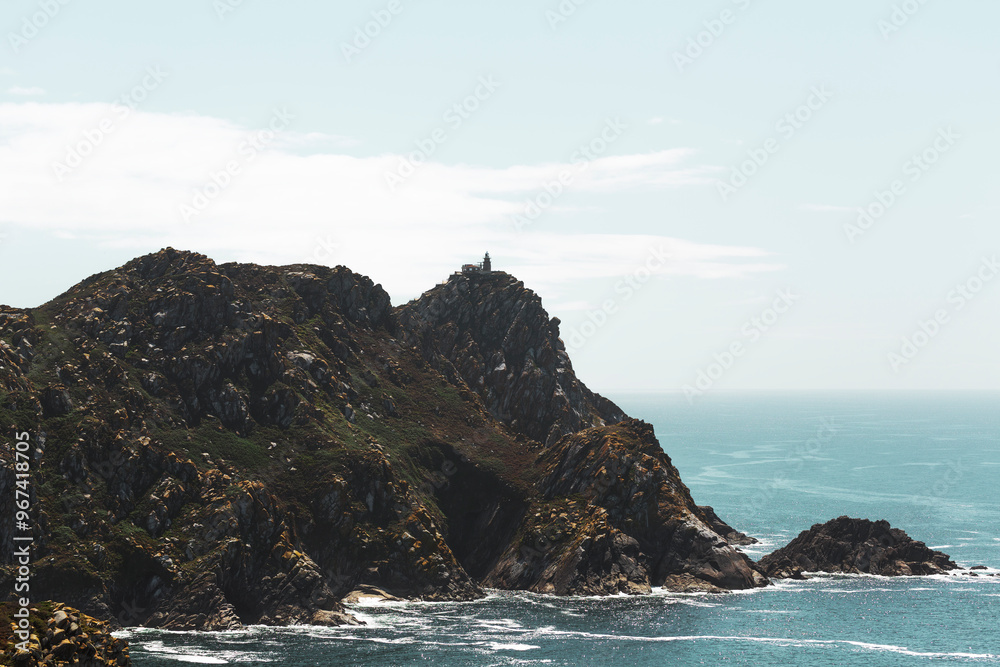 Perfil irregular y agreste de la Isla Do Faro en el archipelago de las ...