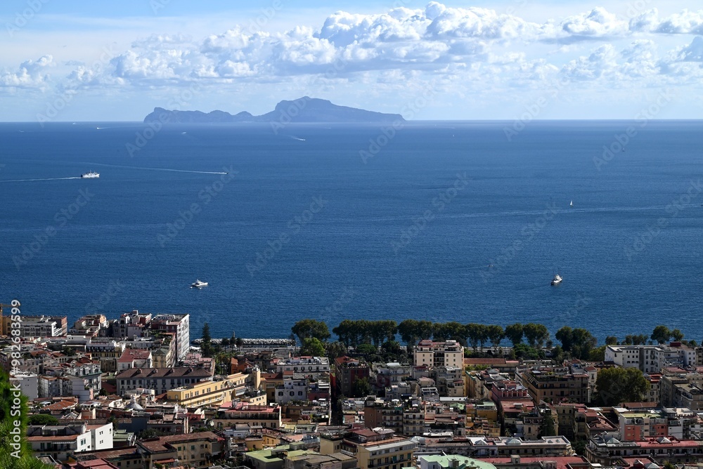 Vue de Naples des hauteurs de la ville avec la mer Méditerranée et l ...