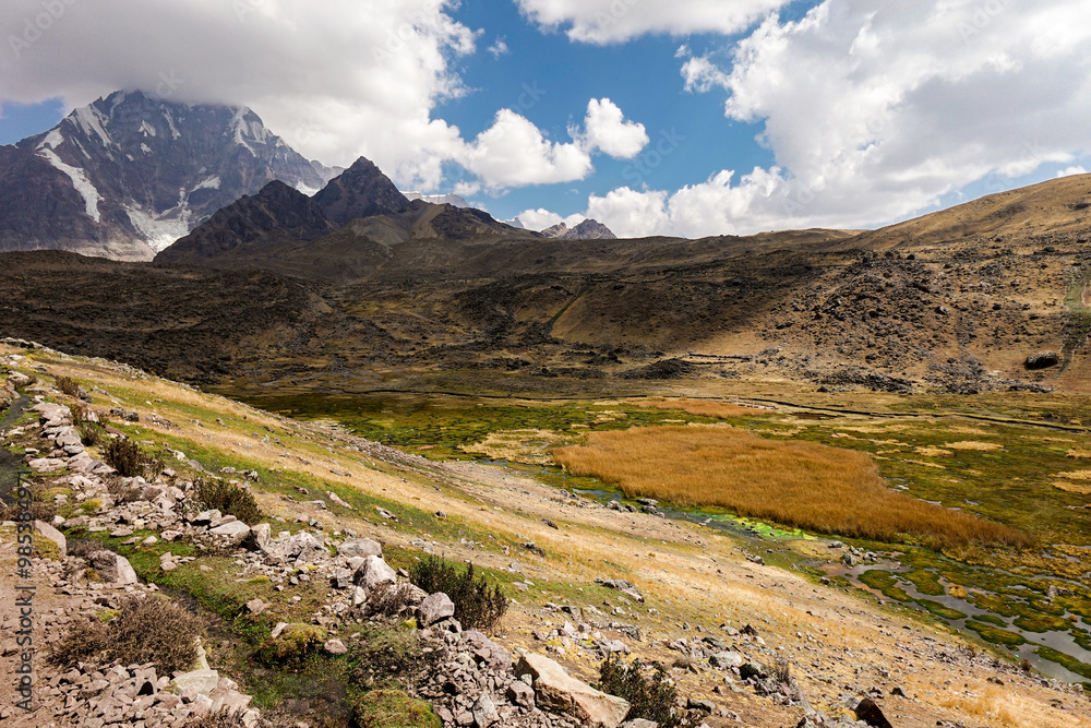 Vista de los cerros cerca del nevado de Ausangate en la Cordillera de ...