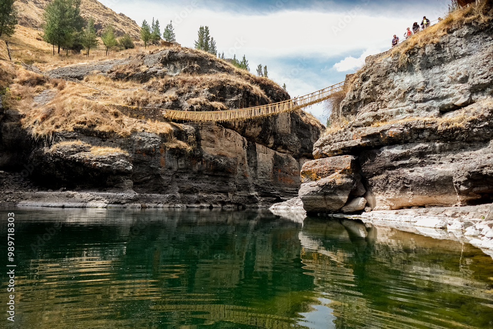 Puente de Queswachaca, puente incaico construido de paja andina en ...