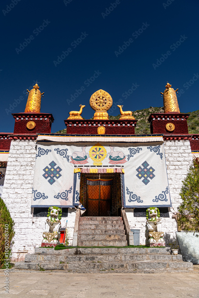 Foto de Stock Golden Wheel of Dharma and deer sculptures on the sacred ...