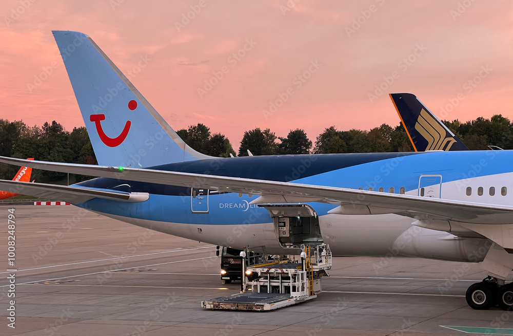 Foto de Stock TUI Airways Boeing 787 Dreamliner and Singapore Airlines ...