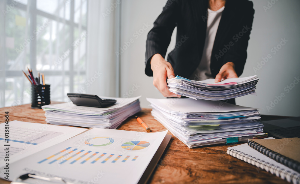 Employees who work with a lot of documents Searching for documents ...