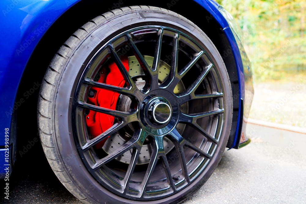 Foto de Stock Alloy wheel with calipers and racing brakes of the sport ...