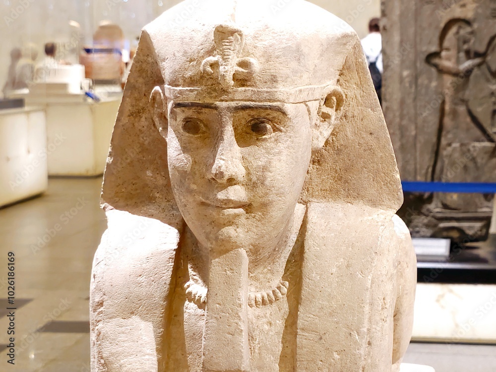 Foto de Stock Cairo, Egypt, October 6 2024: Sphinx statue inside The ...