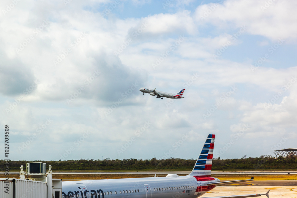 Foto de Stock American Airlines plane taking off from Cancun ...