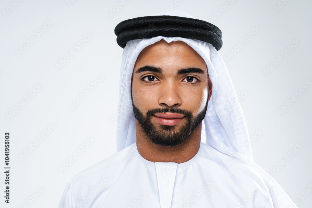 Handsome arab middle-eastern man with traditional kandora portrait in ...