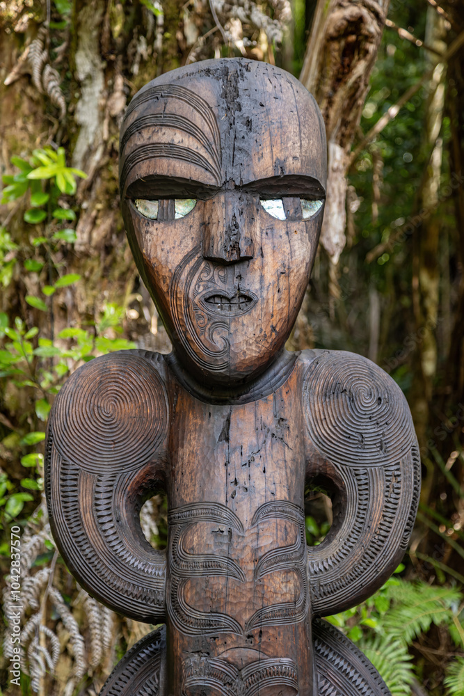 Maori Carving on the Kauri Cascades trail in the Waitakere Ranges, New ...