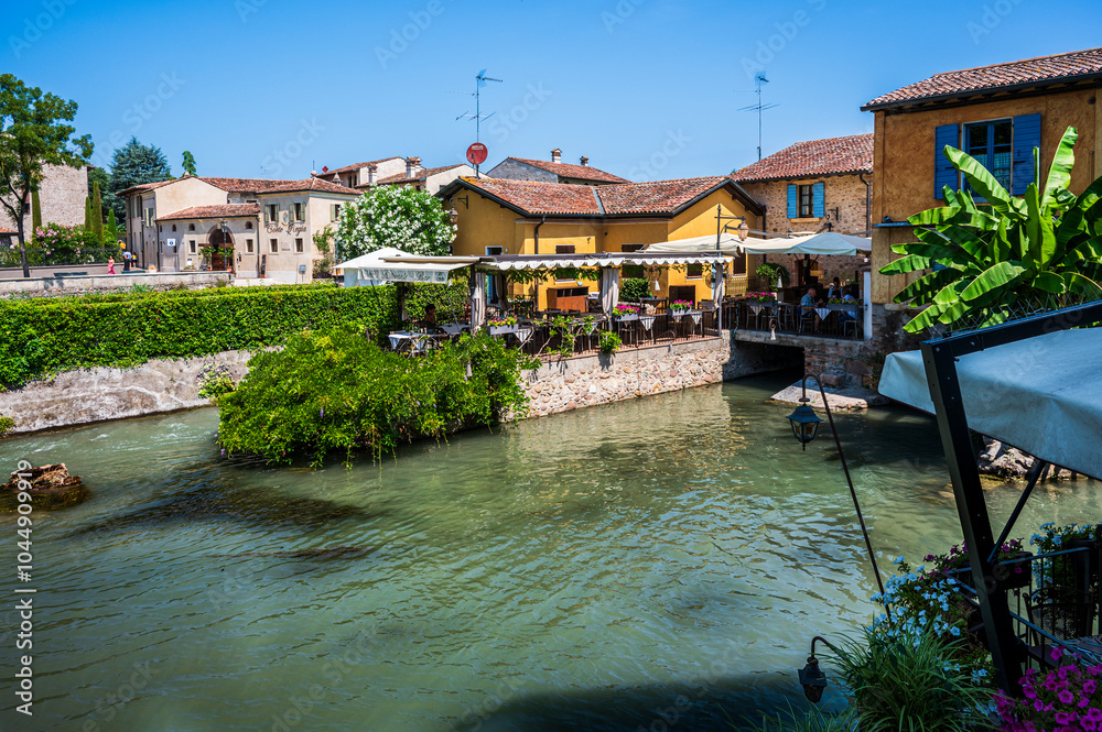 Summer on the Mincio river. Historic village of Borghetto sul Mincio ...