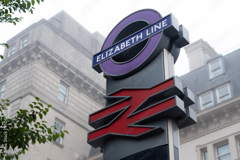 Elizabeth line underground and national rail signs at Paddington Stock ...
