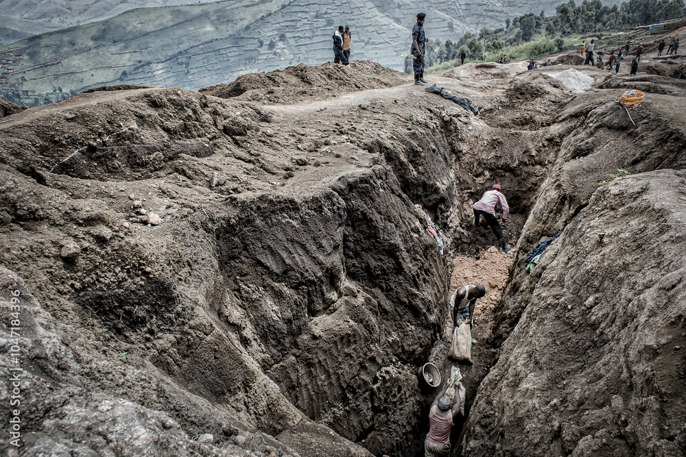 Stock-Foto „Artisanal Coltan - manganese - cobalt mining in Mudere mine ...