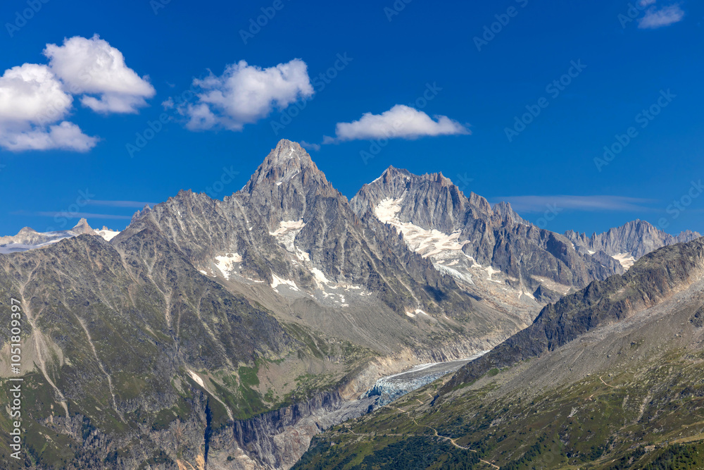 Foto de Stock Chamonix rocky granite mountain peaks in french Alps ...