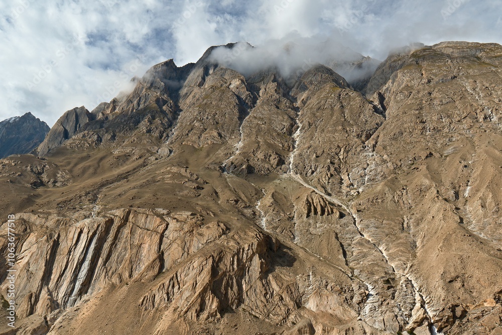 The landscape of the Braldu River Valley. Trekking from Jhula Camp to ...