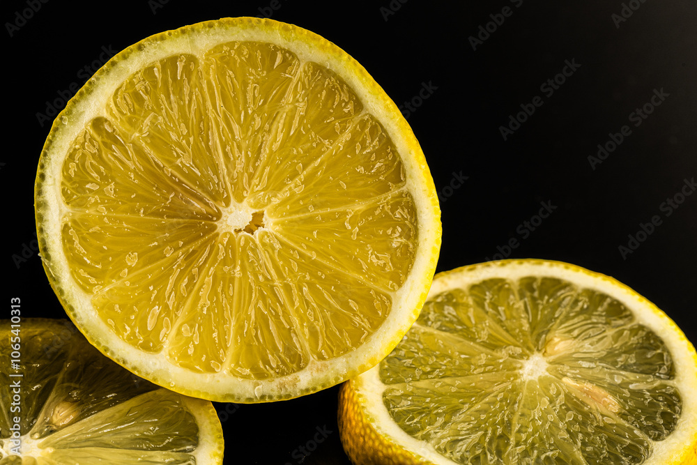 Foto de Stock Una rodaja de limón vista de muy cerca, capturando la ...