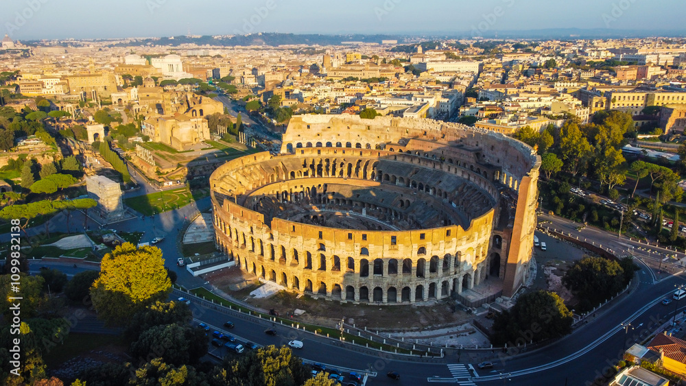 Visão aérea do Coliseu de Roma em um dia ensolarado, com céu azul e luz ...